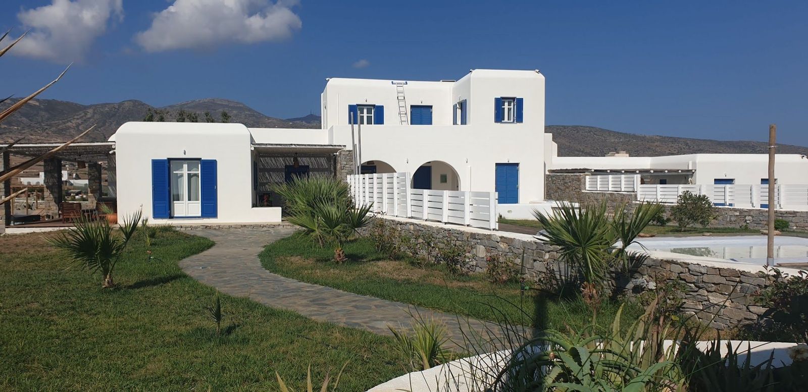Ακινητο με 4 πισινες κοντα στην παραλια της Πουντας στο Πισω Λιβαδι