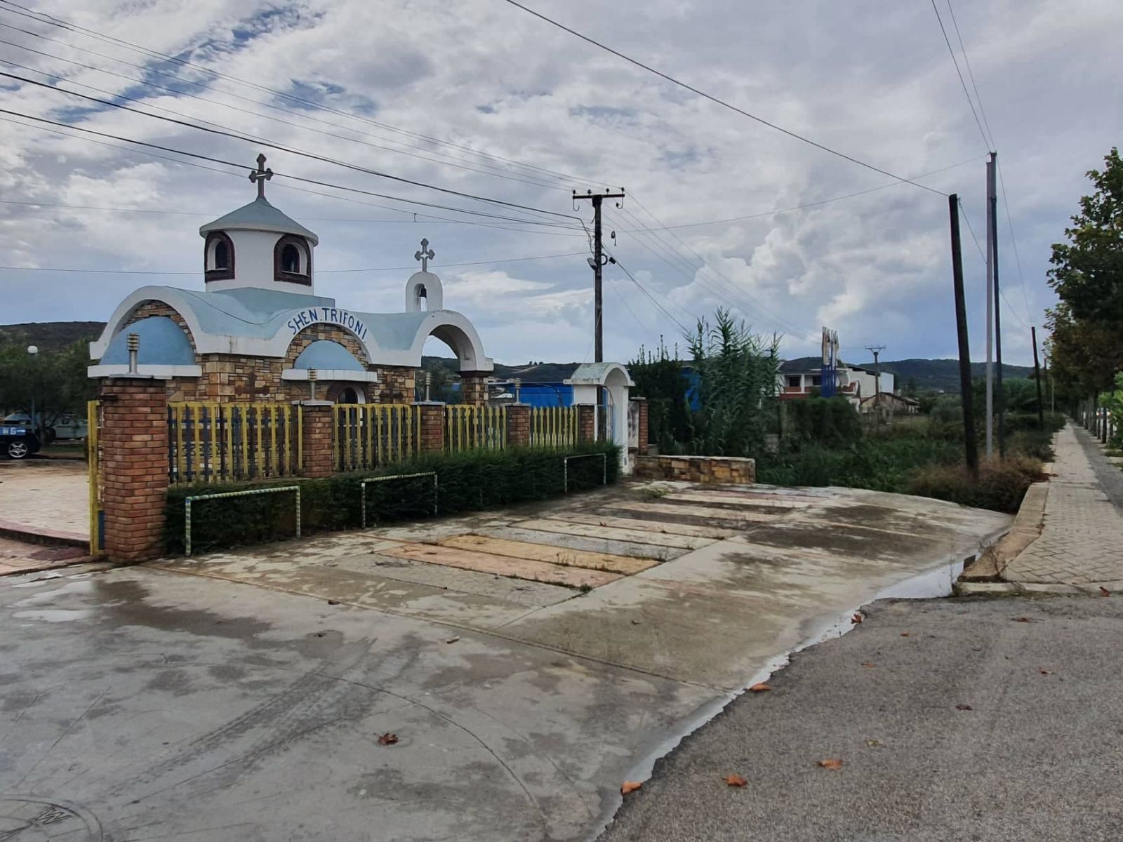 Ambjent Tregtar në shitje Ura Vajgurore - SHITET RESORT " TOMANI ...