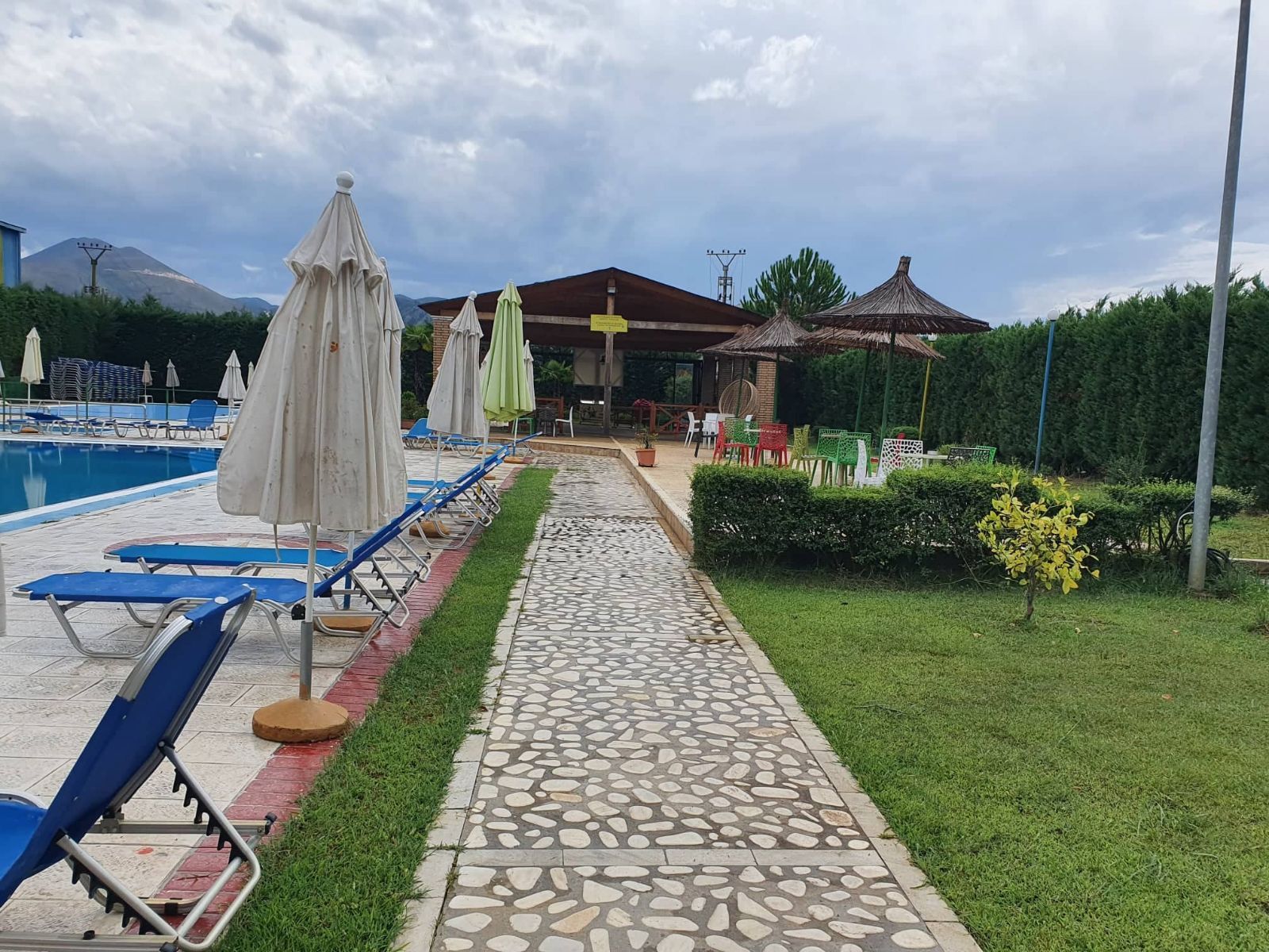 Ambjent Tregtar në shitje Ura Vajgurore - SHITET RESORT " TOMANI ...