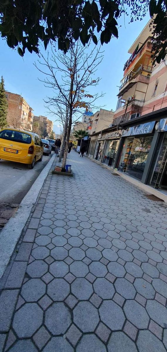 Dyqan në shitje, 100m², 10€ - Lagja 30 Vjetori | Indomio.al