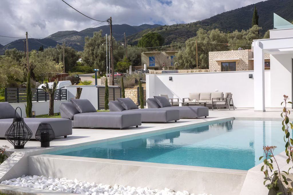 2 ΝΕΟΔΜΗΤΕΣ ΠΟΛΥΤΕΛΕΙΣ ΒΙΛΕΣ 250 ΤΜ ΝΥΔΡΙ ΛΕΥΚΑΔΑ