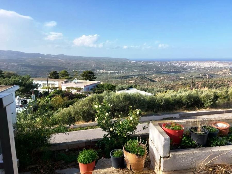 Stone house with fantastic sea views in Stavromenos.