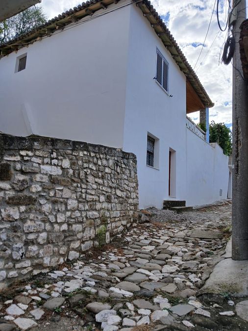 SHITET SHTËPI PRIVATE NË LAGJEN "13 SHTATORI" PRANË MUZEUT ETNOGRAFIK BERAT