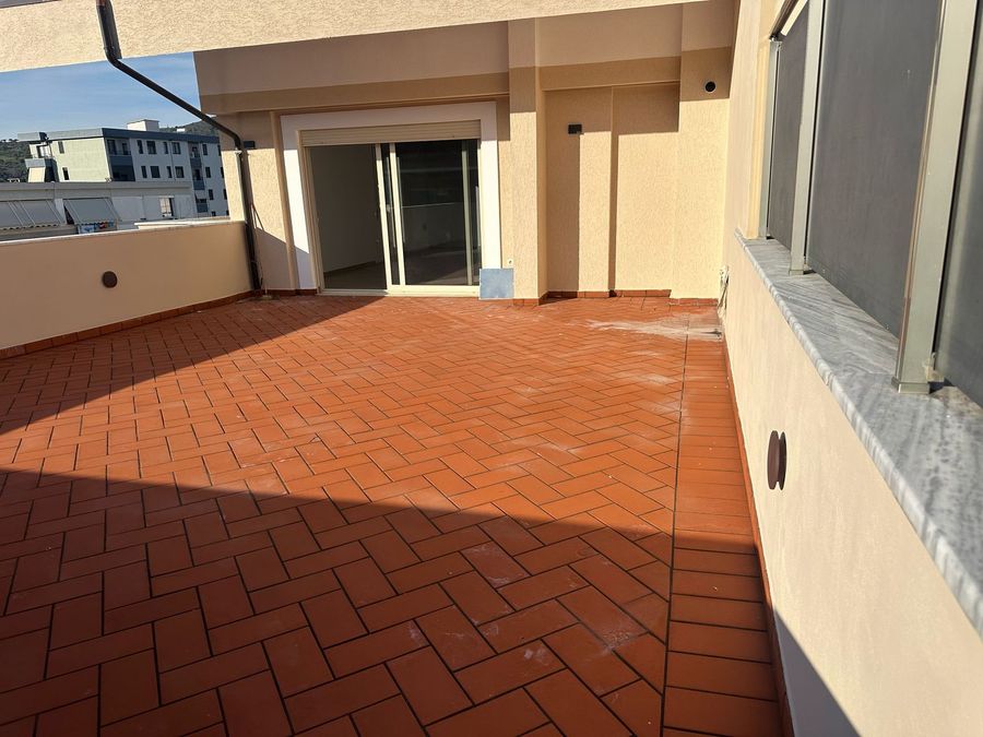 Papafingo në shitje Lagja 30 Vjetori (Berat - qyteti)